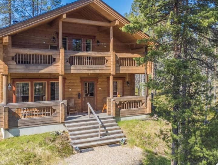 Viihtyisä Ja Tilava Hirsimökki - Inari