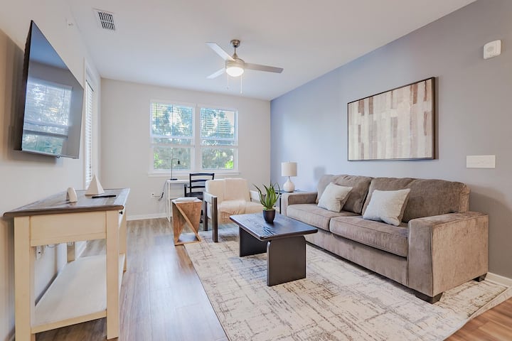 Landing | Chic 2bd, Gym, Pool - Palm Bay