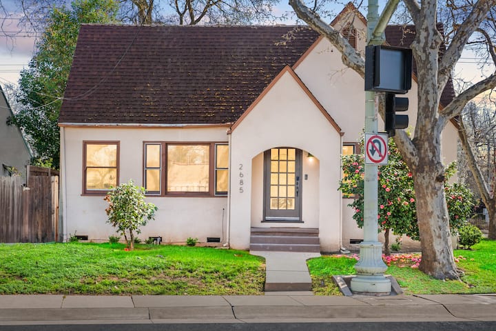 Home On Freeport Charming Tudor - Sacramento