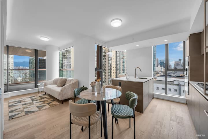 Luxury 2br + Den Downtown Condo - Vancouver