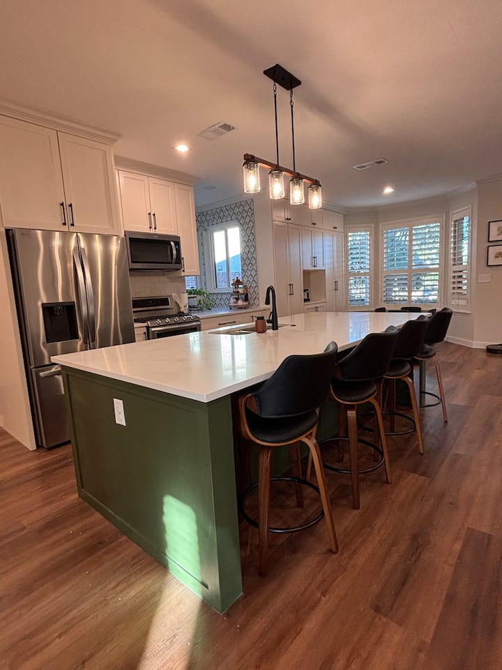 Large Family Retreat, Texas Sized Yard, 5 Bedrooms - Carrollton, TX