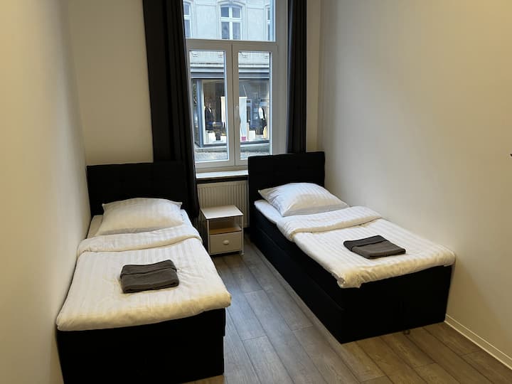 Central 3-bedroom Family Apartment With Kitchen - Cologne