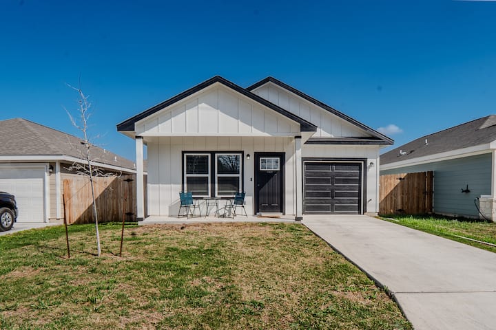 Modern Comfort In Seguin-3 Bed/2bath - Seguin