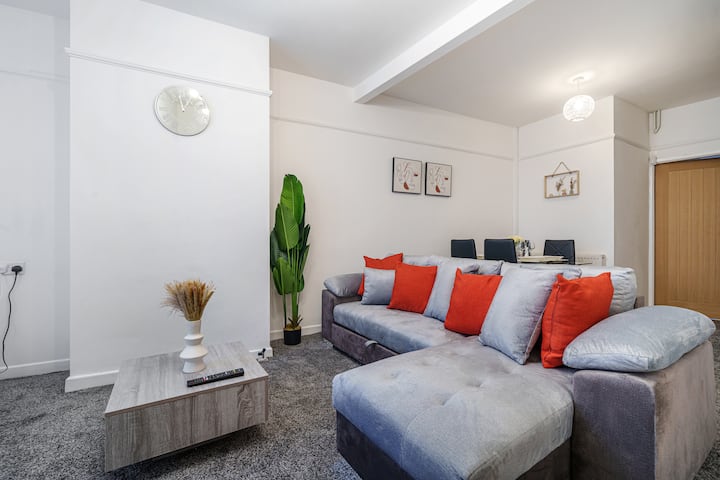 The Home Offers Two Bedrooms And A Living Room. - Birkenhead