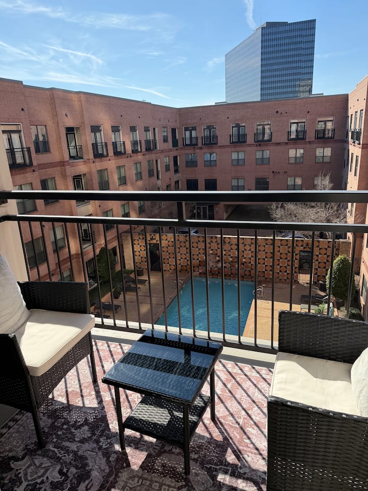 Luxury 1-bedroom Retreat In River Oaks Pool View - Houston, TX
