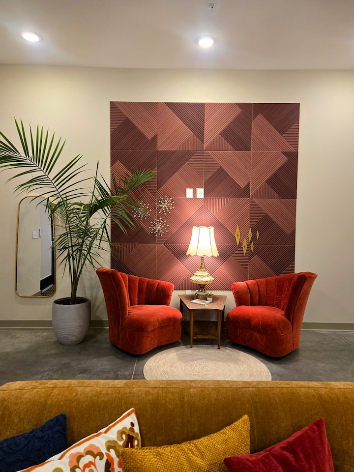 Opal Suite - New 2 Bed/2 Bath Loft Near Downtown! - Lawrence, KS