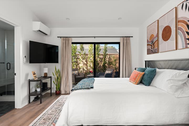 Modern Private Guesthouse W/ Full Kitchen - Burbank, CA