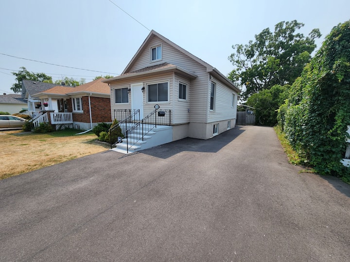 Downtown 6 Bedrooms –Ideal For Family & Work Crews - Kingston, Ontàrio, Canadà