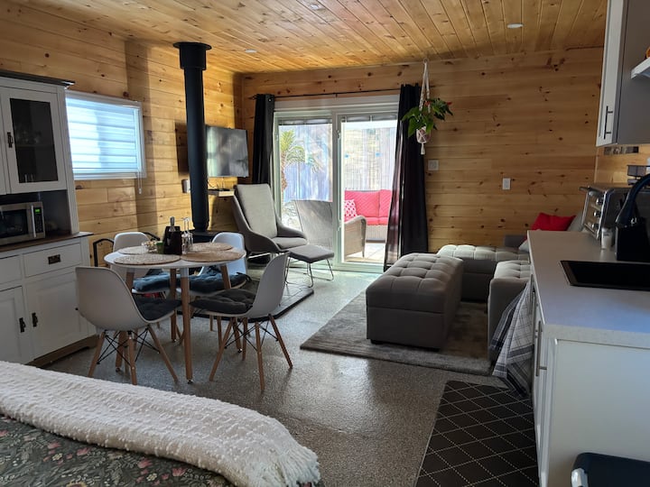 Private Guest House, Romantic Spa-sauna Hot Tub - Ontario