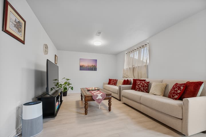 Modern 2br · Walk-out Bsmt · Parking · 30 Min Dt - Toronto, ON