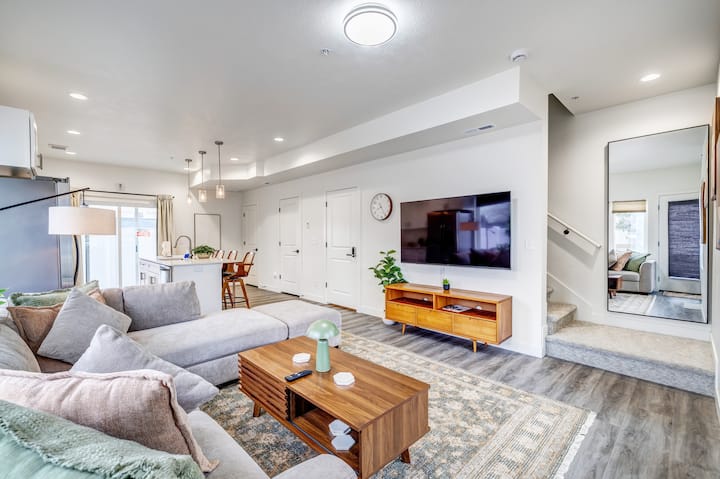 Prime Slc 3br Townhome | Sleeps 8 - Salt Lake City, UT