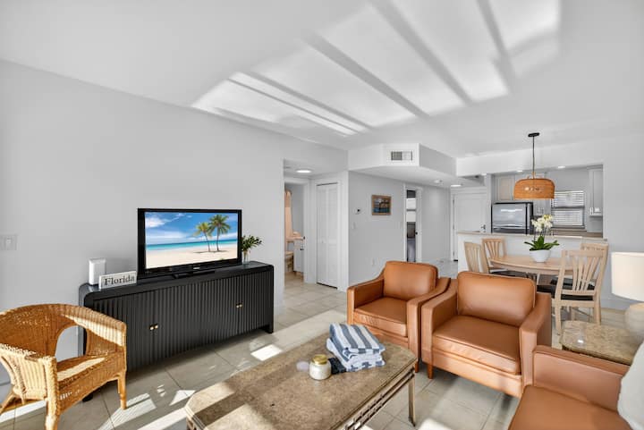 Dockside Days & Downtown Nights Old Naples Retreat - Naples, FL
