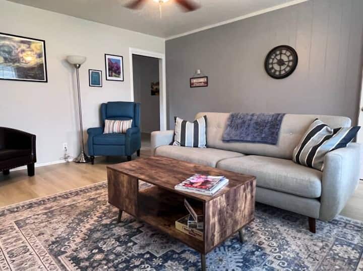 Peaceful Cozy Retreat With Backyard Near Downtown - Sacramento, CA