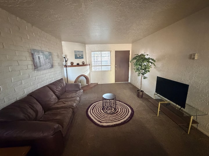 Central Location Large 1 Bed Apartment. - Albuquerque, NM