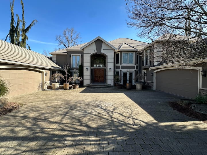 The Estate At Hawk Hill - Redmond, WA