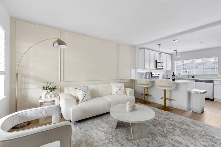 Stylish Central Stay | Free Crib & Parking - Tampa, FL