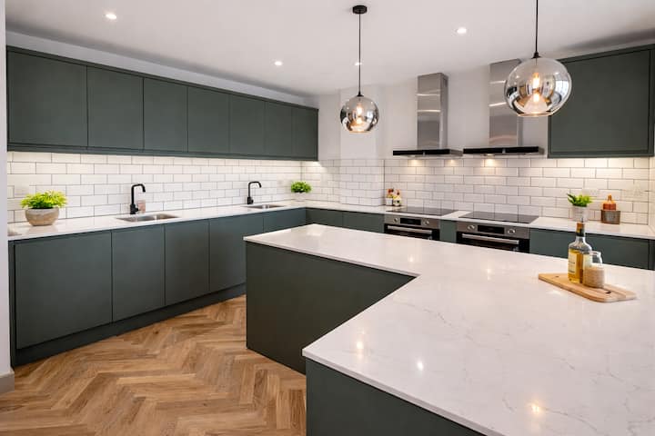 Sleeps 20, Large 9br House & Free Parking - Bristol