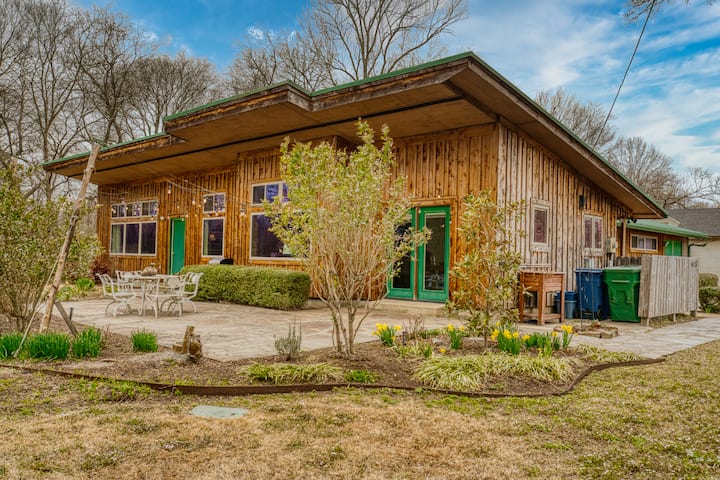 Spacious, Centrally Located Home W/ Natural Light - Conway, AR