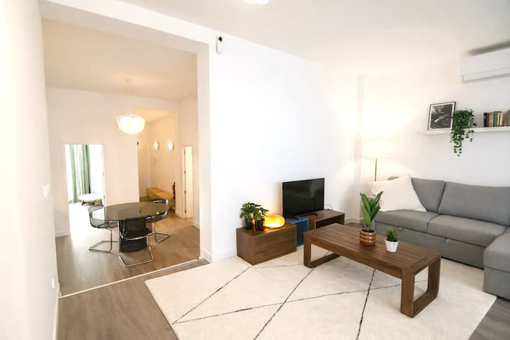 Contemporary Chic With Expansive Sun Patio - Madrid