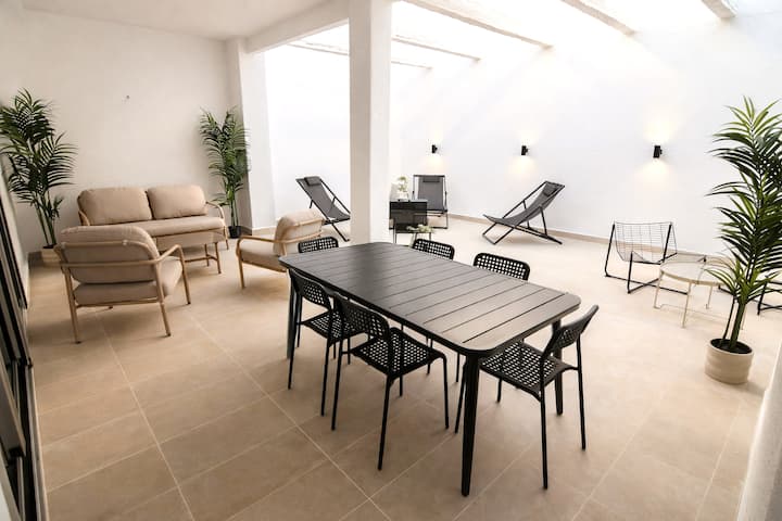 Contemporary Chic With Expansive Sun Patio - Móstoles