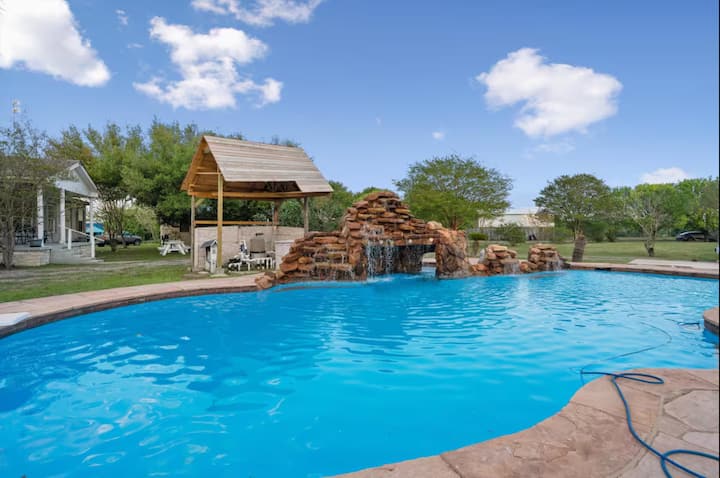 South Austin/kyle Retreat W/ Waterfall Pool - Kyle, TX