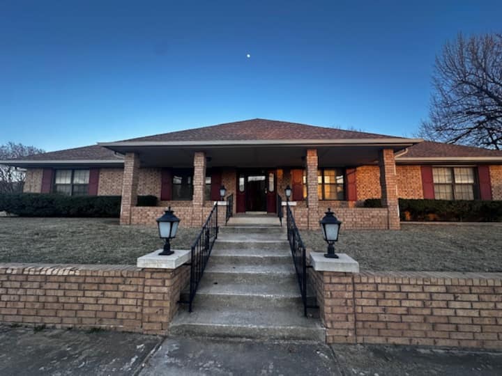 Cozy And Spacious Home Away From Home - Oklahoma City