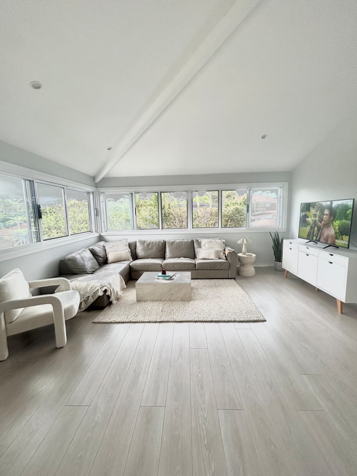 A Light, Bright Upper-level Duplex - Narrabeen