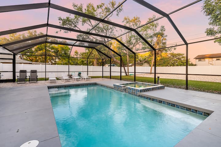 Modern Home W/ Heated Pool, Spa + Putting Green - Sarasota, FL