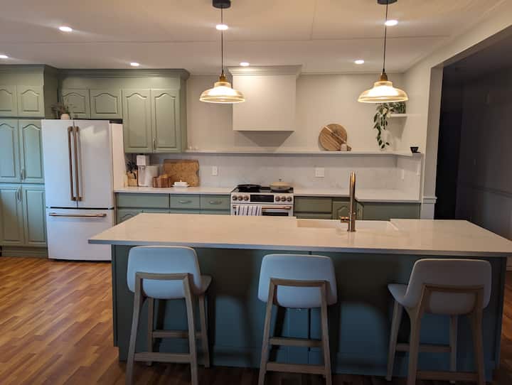 Bright And Open Langley House - Langley