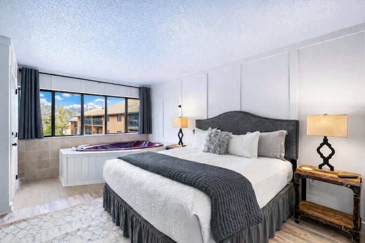 Romantic Downtown Condo W/heart Tub And Pool! - Gatlinburg, TN