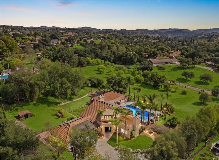 Italianvilla Style Retreat Pool Views Full Kitchen - Fallbrook, CA
