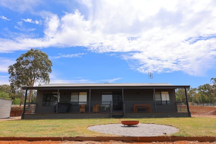 Country Charm With City Comforts - Dubbo