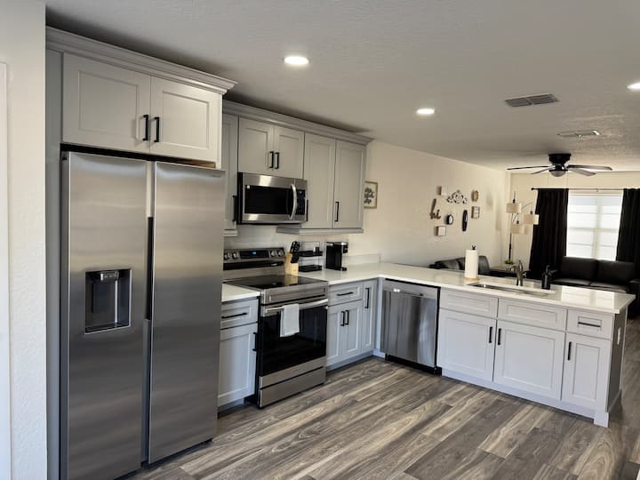 The Spring Hill Stay - Spring Hill, FL