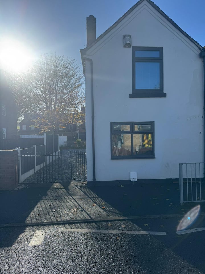Lovely Homeley Semi Detached Property - Keele University, Jack Ashley Building