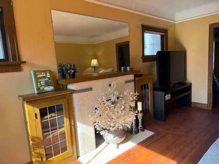 Vintage Tomato House- New Listing Special Price - Vancouver