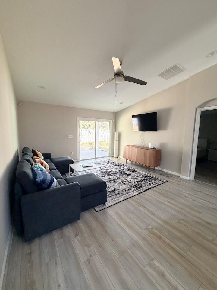 Spacious 3br Home W/ Private Backyard • Parking - Jacksonville, FL
