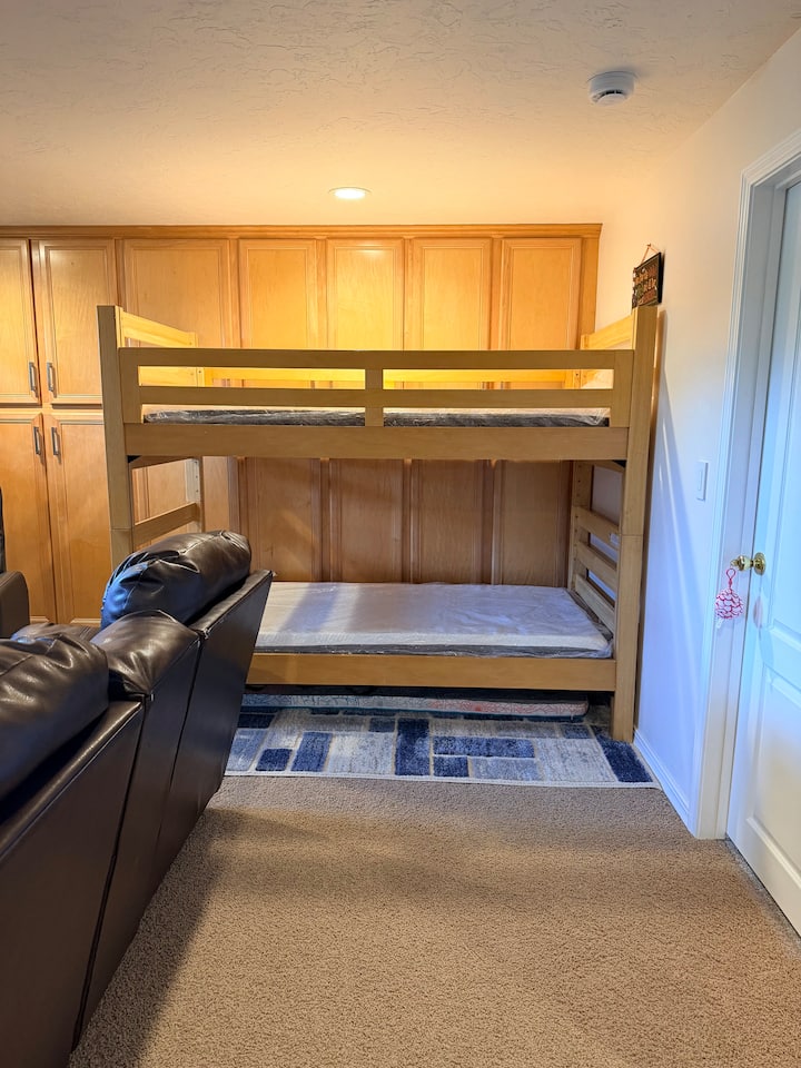 Cozyclean Retreat | 1gbpswifi•gym•85”tv•garden - Highland, UT