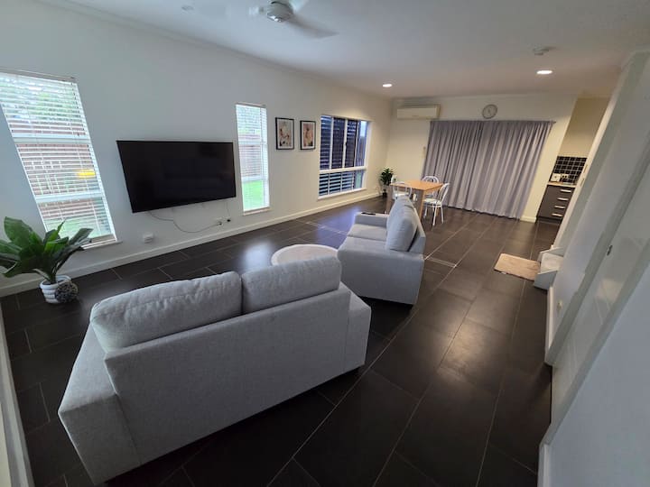 Spacious 3 Bedroom, 2 Bathroom Townhouse - Rockhampton