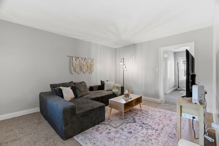 Newly Furnished | Free Parking - Toledo, OH