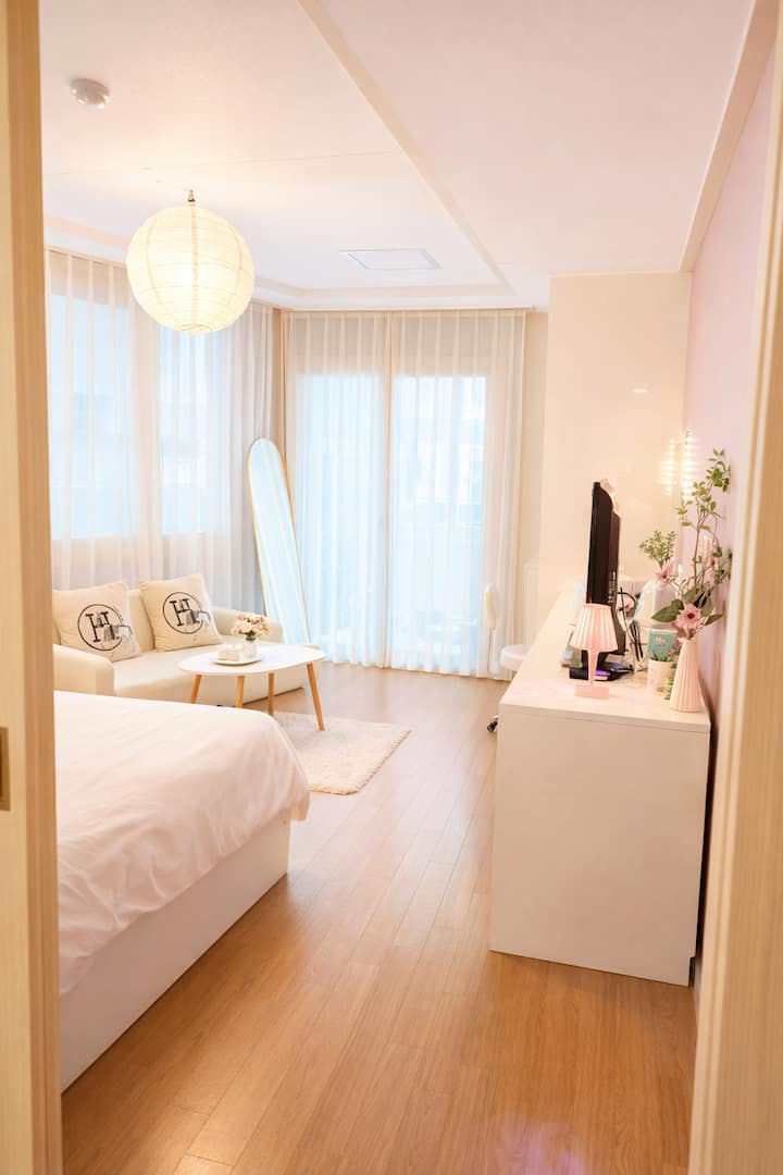 롯데면세점3분,신라면세점5분,이마트8분,드림타워7분,누웨마루5분,제주공항5분(도보거리) - South Korea