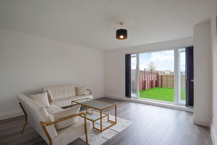 Modern Home With Garden & Park Views - Calne