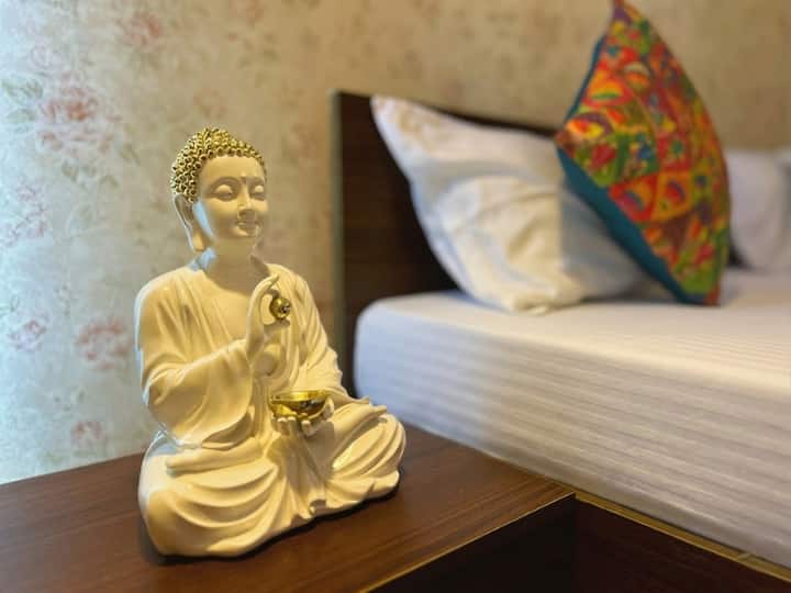 Skysuite 1bhk Chillpad |Metro•work•wfh•nearmedanta - Noida