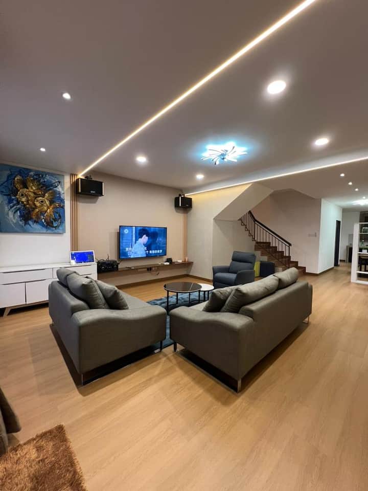 Perfect For Gathering: Spacious Home With Balcony - Selangor