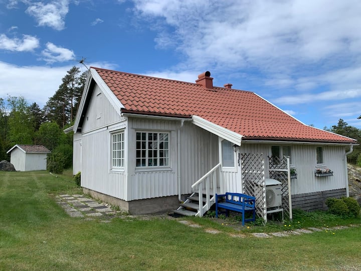 Vackert Och Strandnära Fritidshus På Rossö - Tanum