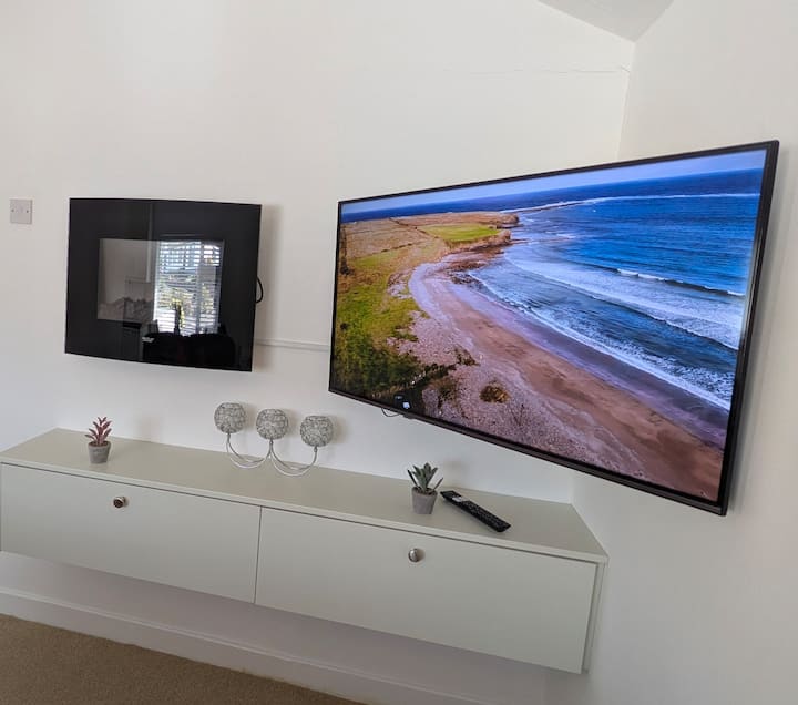 Stylish Apt | Super King + Workspace + Vanity - Sligo