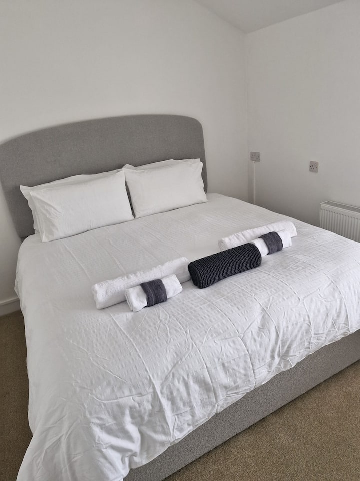 Stylish New Apt | Super King + Workspace + Vanity - Sligo