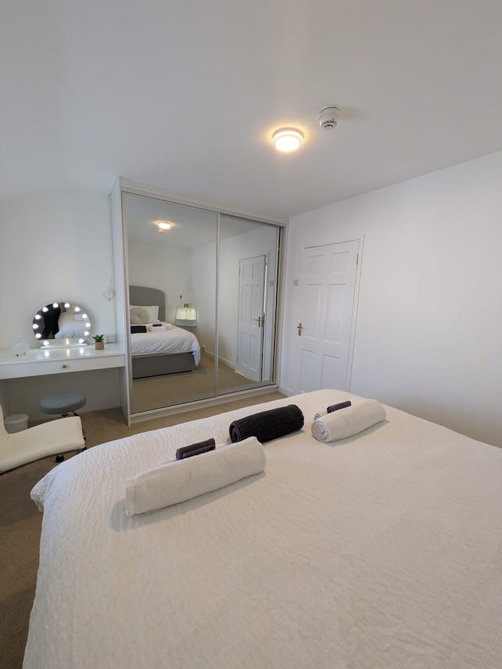 #3 Stylish Apt | Super King + Workspace + Vanity - Sligo