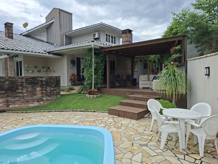 Casa Com Piscina, Lareira, Churrasqueira, Jardim. - Criciúma