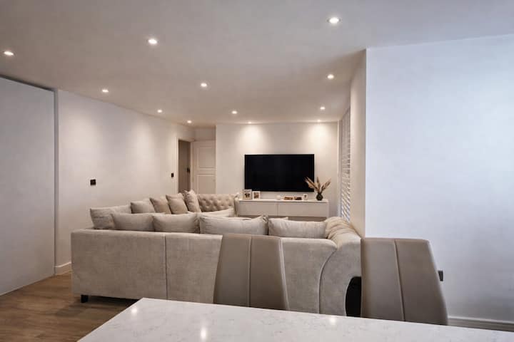 Modern 1-bed| Free Parking| Walk To Station| Wifi - Berkshire