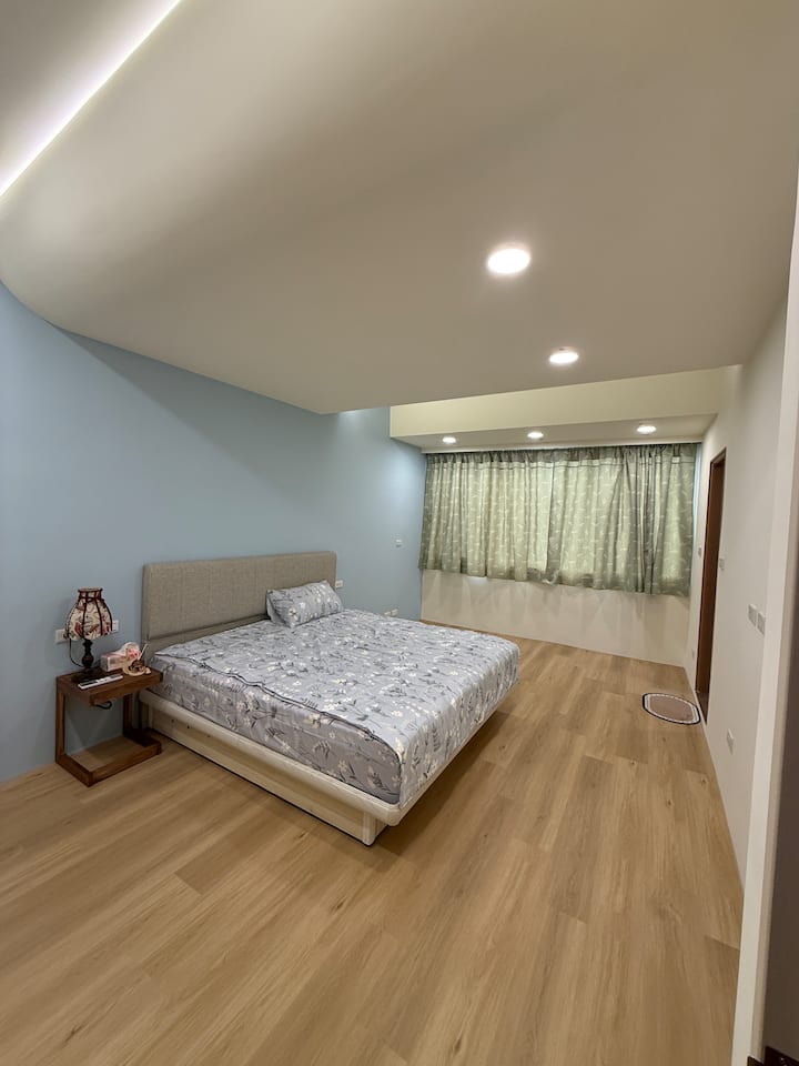 超美大套房
(雙人加大床+60吋智慧電視+智能馬桶)
地點近Sogo.機場捷運a21.高鐵 - 大園區